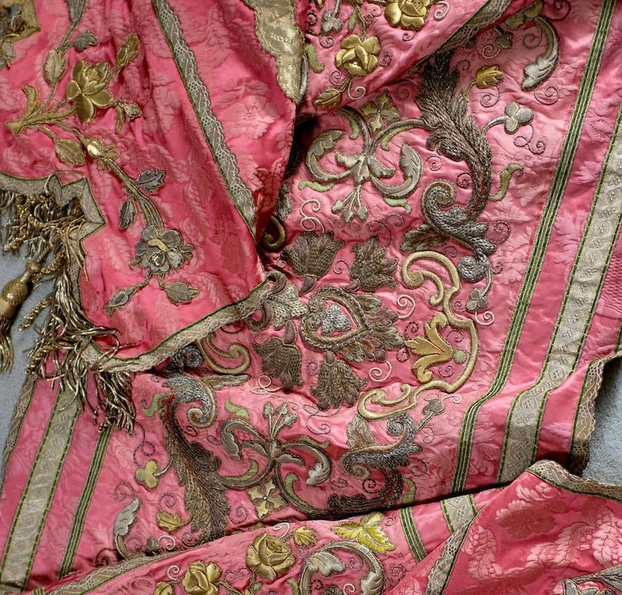 EMBROIDERY / TEXTILES – Decor Antiquaire