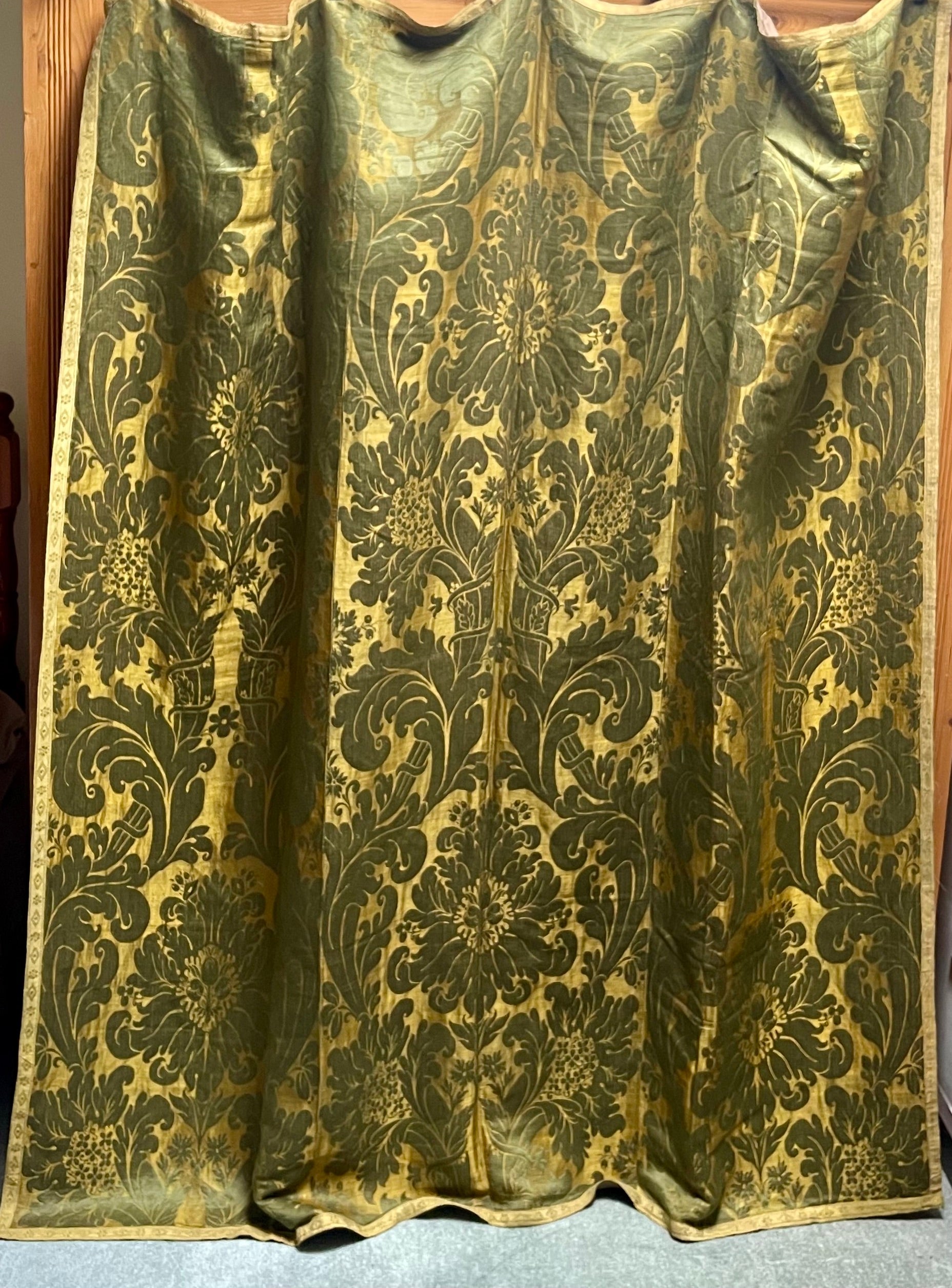 EMBROIDERY / TEXTILES – Decor Antiquaire